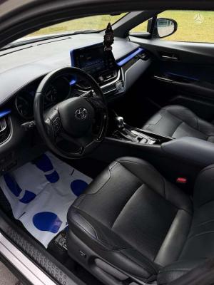 Grey Toyota C-HR 2017 in Vilnius, with an engine capacity of 1.80 L and mileage of 190 thousand km for 15500 €, photo 12 on AUTOMOTO.COM.LV