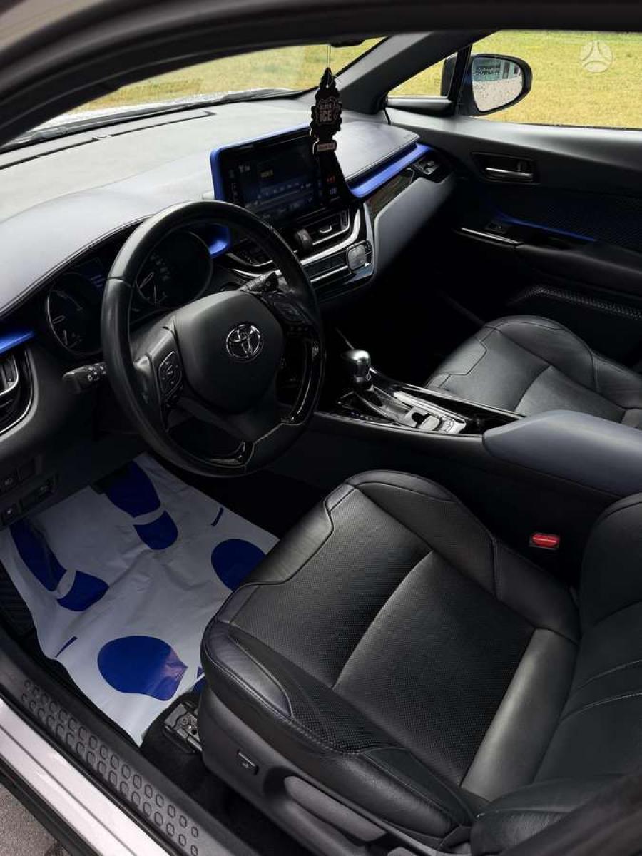 Grey Toyota C-HR 2017 in Vilnius, with an engine capacity of 1.80 L and mileage of 190 thousand km for 15500 €, photo 12 on AUTOMOTO.COM.LV