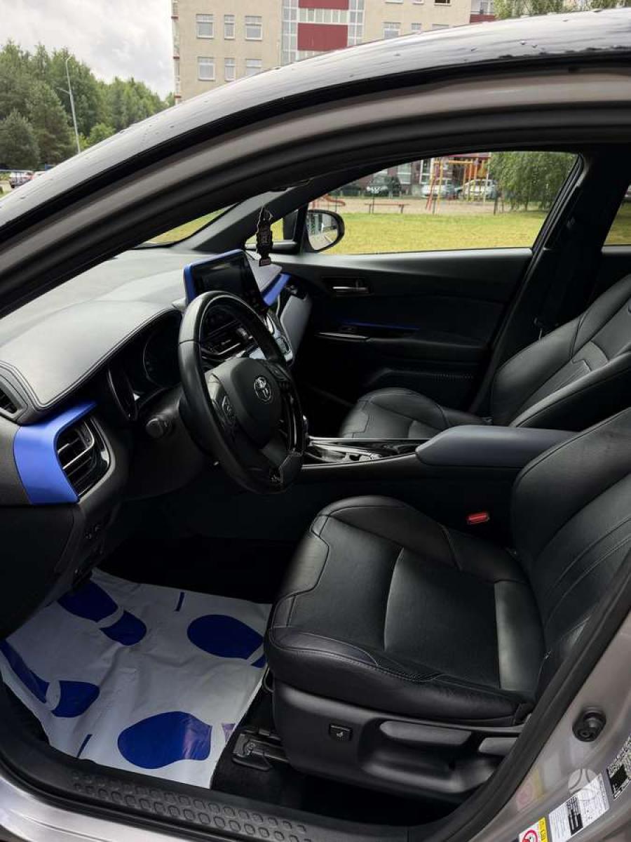 Grey Toyota C-HR 2017 in Vilnius, with an engine capacity of 1.80 L and mileage of 190 thousand km for 15500 €, photo 13 on AUTOMOTO.COM.LV