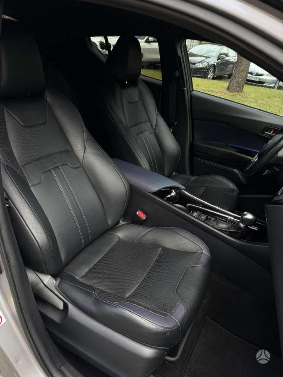 Grey Toyota C-HR 2017 in Vilnius, with an engine capacity of 1.80 L and mileage of 190 thousand km for 15500 €, photo 16 on AUTOMOTO.COM.LV