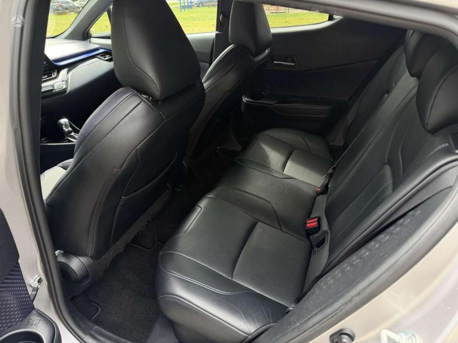 Grey Toyota C-HR 2017 in Vilnius, with an engine capacity of 1.80 L and mileage of 190 thousand km for 15500 €, photo 17 on AUTOMOTO.COM.LV