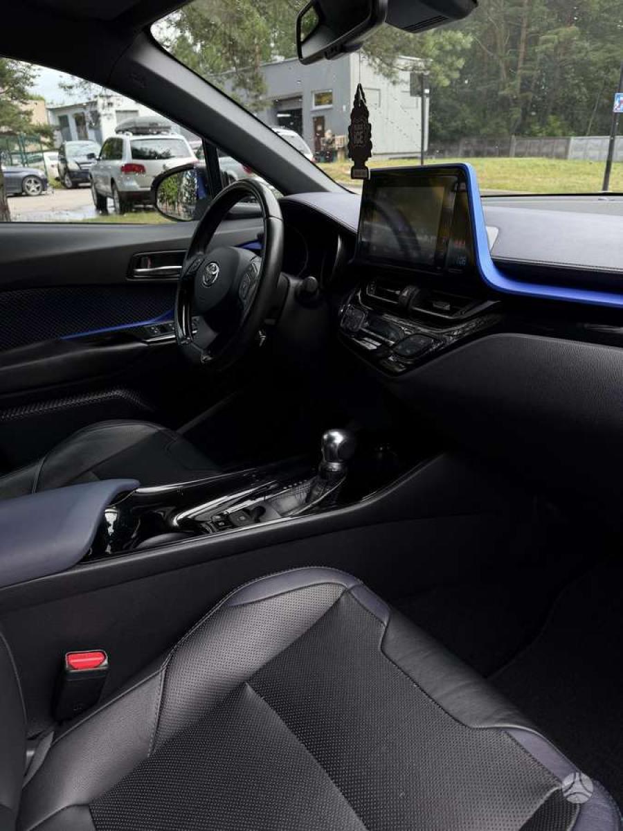 Grey Toyota C-HR 2017 in Vilnius, with an engine capacity of 1.80 L and mileage of 190 thousand km for 15500 €, photo 19 on AUTOMOTO.COM.LV