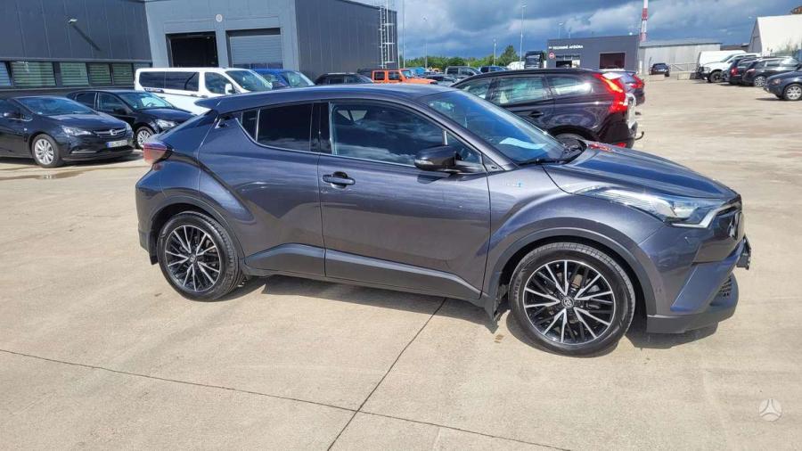 Pelēks Toyota C-HR 2017 Šauļi, ar dzinēja tilpumu 1.80 L un nobraukumu 110 tūkst. km par 16700 €, foto 5 vietnē AUTOMOTO.COM.LV