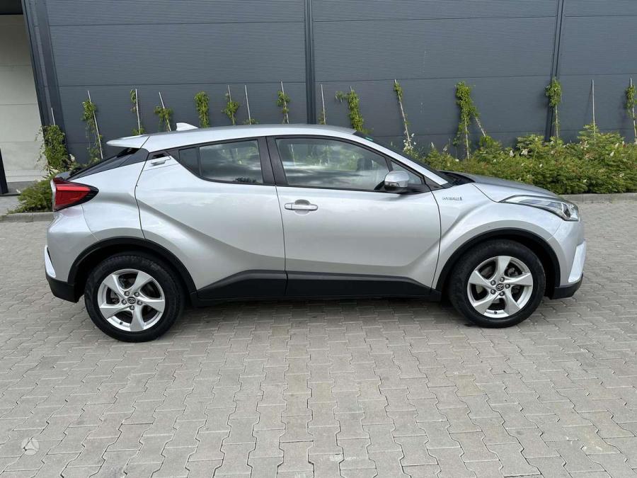 Pelēks Toyota C-HR 2017 Viļņa, ar dzinēja tilpumu 1.80 L un nobraukumu 181 tūkst. km par 14950 €, foto 12 vietnē AUTOMOTO.COM.LV