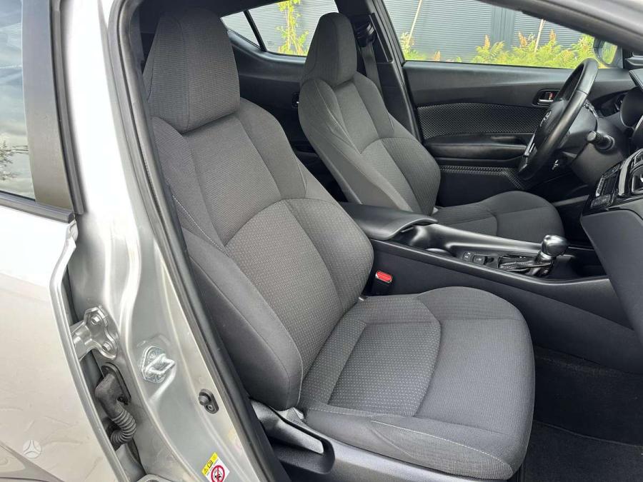 Pelēks Toyota C-HR 2017 Viļņa, ar dzinēja tilpumu 1.80 L un nobraukumu 181 tūkst. km par 14950 €, foto 17 vietnē AUTOMOTO.COM.LV