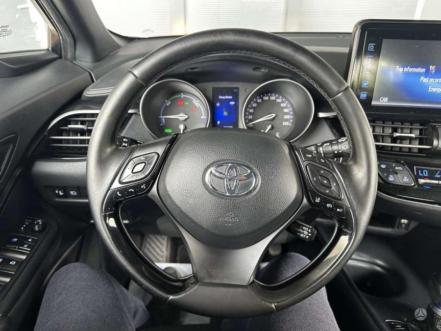 Pelēks Toyota C-HR 2017 Viļņa, ar dzinēja tilpumu 1.80 L un nobraukumu 181 tūkst. km par 14950 €, foto 24 vietnē AUTOMOTO.COM.LV