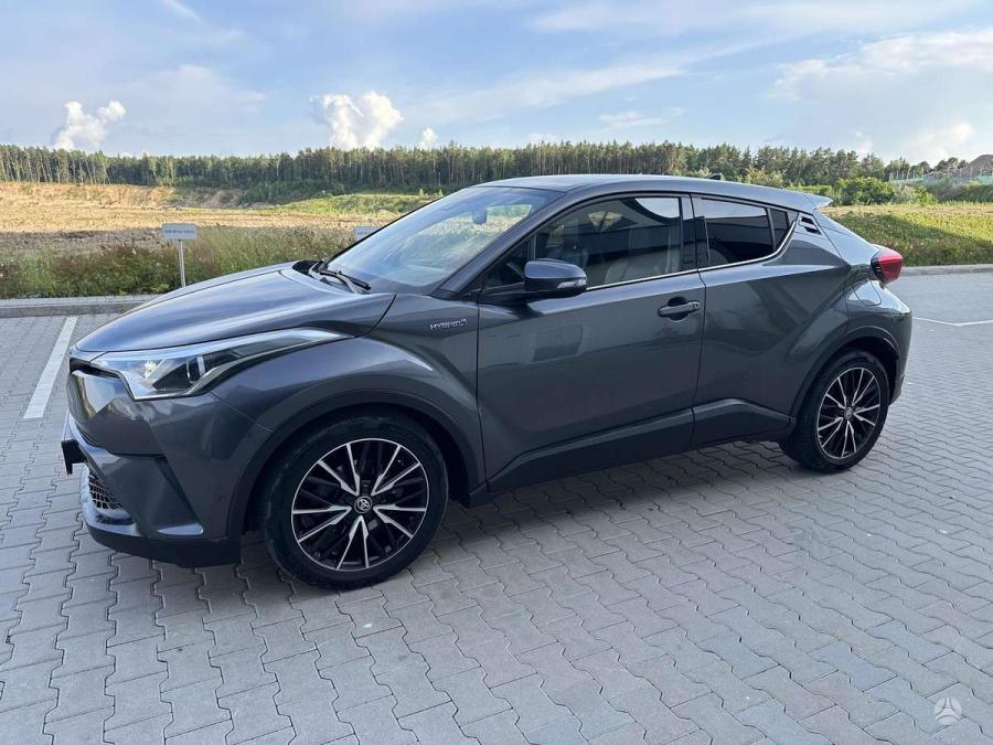 Pelēks Toyota C-HR 2017 Viļņa, ar dzinēja tilpumu 1.80 L un nobraukumu 169 tūkst. km par 14950 €, foto 4 vietnē AUTOMOTO.COM.LV