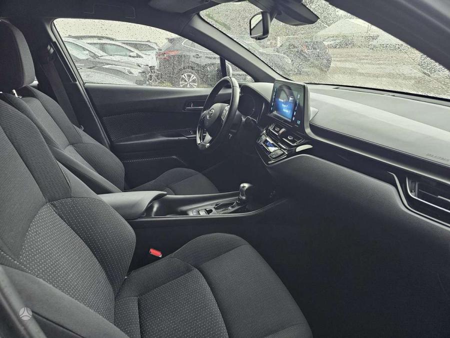 Серый Тойота C-HR 2017 в Вильнюс, объемом двигателя 1.80 л и пробегом 43 тыс. км за 17350 €, фото 29 на AUTOMOTO.COM.LV