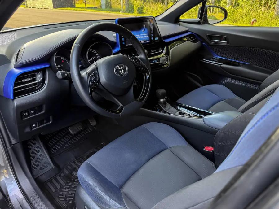 Pelēks Toyota C-HR 2017 Jelgava, ar dzinēja tilpumu 1.80 L un nobraukumu 168 tūkst. km par 13500 €, foto 13 vietnē AUTOMOTO.COM.LV