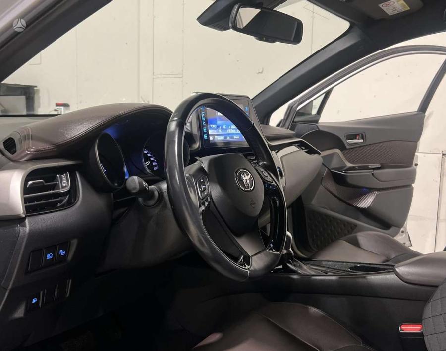 Pelēks Toyota C-HR 2017 Klaipėda, ar dzinēja tilpumu 1.80 L un nobraukumu 208 tūkst. km par 14999 €, foto 3 vietnē AUTOMOTO.COM.LV