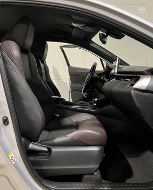 Pelēks Toyota C-HR 2017 Klaipėda, ar dzinēja tilpumu 1.80 L un nobraukumu 208 tūkst. km par 14999 €, foto 4 vietnē AUTOMOTO.COM.LV