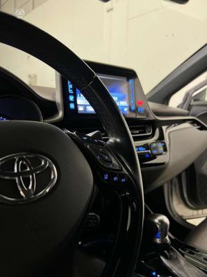Pelēks Toyota C-HR 2017 Klaipėda, ar dzinēja tilpumu 1.80 L un nobraukumu 208 tūkst. km par 14999 €, foto 5 vietnē AUTOMOTO.COM.LV