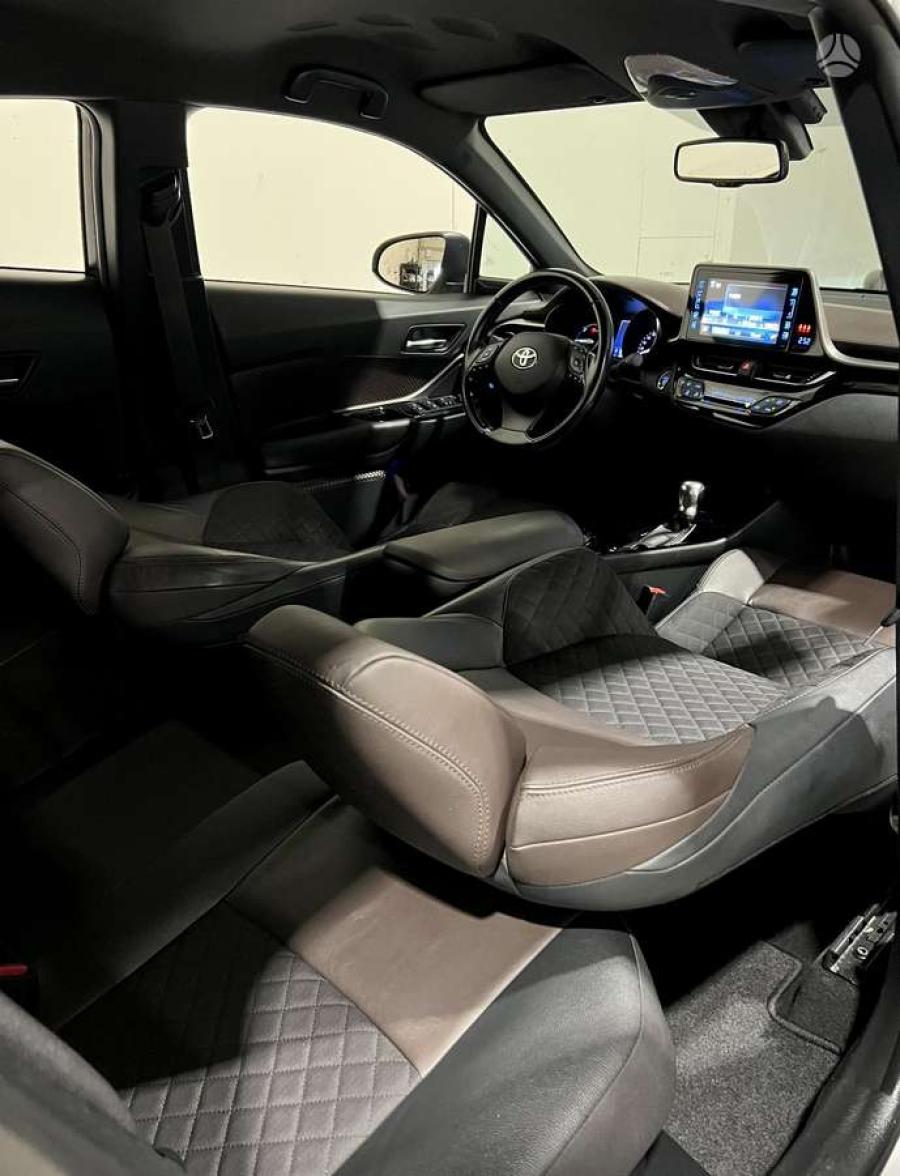 Pelēks Toyota C-HR 2017 Klaipėda, ar dzinēja tilpumu 1.80 L un nobraukumu 208 tūkst. km par 14999 €, foto 24 vietnē AUTOMOTO.COM.LV