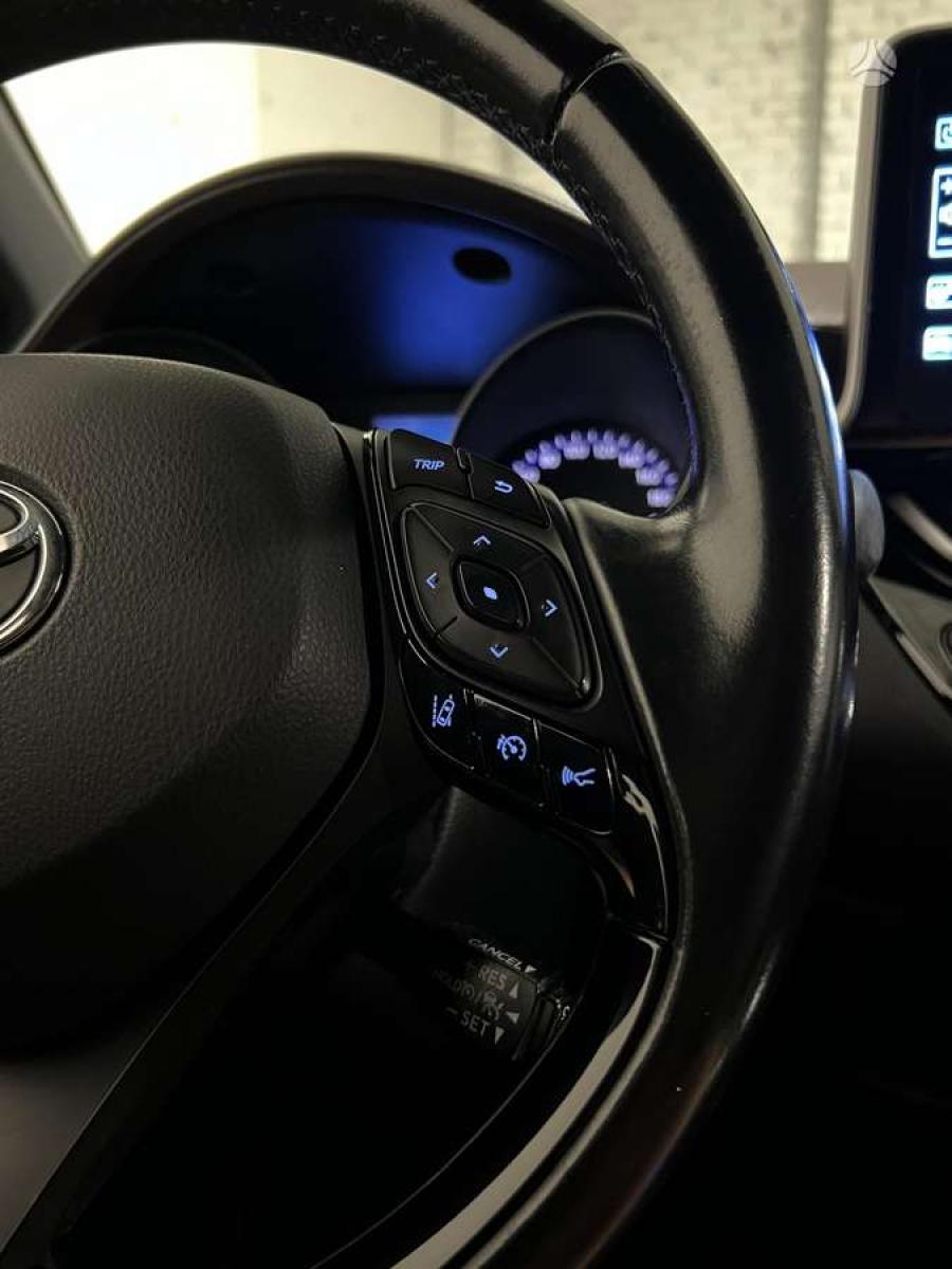Pelēks Toyota C-HR 2017 Klaipėda, ar dzinēja tilpumu 1.80 L un nobraukumu 208 tūkst. km par 14999 €, foto 30 vietnē AUTOMOTO.COM.LV