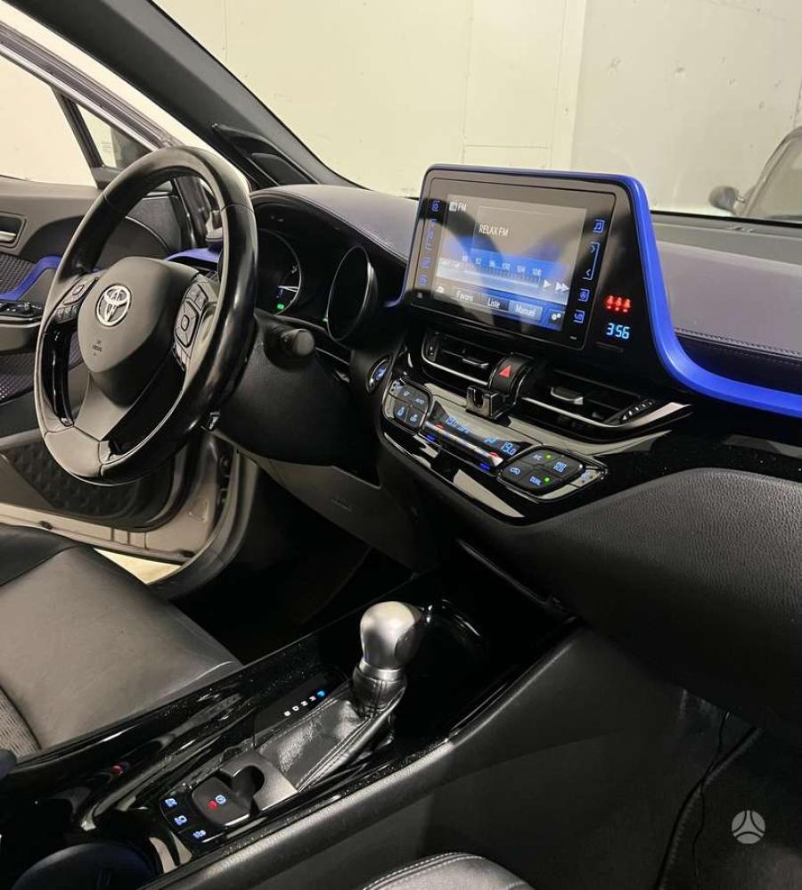 Pelēks Toyota C-HR 2017 Klaipėda, ar dzinēja tilpumu 1.80 L un nobraukumu 238 tūkst. km par 14999 €, foto 3 vietnē AUTOMOTO.COM.LV