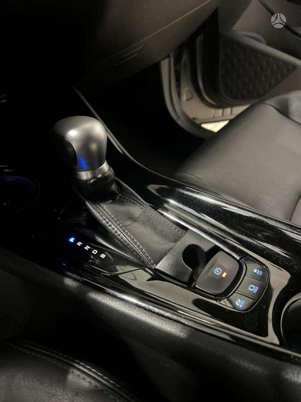 Grey Toyota C-HR 2017 in Klaipeda, with an engine capacity of 1.80 L and mileage of 238 thousand km for 14999 €, photo 4 on AUTOMOTO.COM.LV
