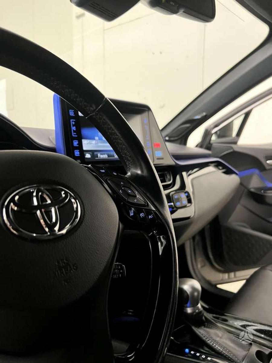 Pelēks Toyota C-HR 2017 Klaipėda, ar dzinēja tilpumu 1.80 L un nobraukumu 238 tūkst. km par 14999 €, foto 17 vietnē AUTOMOTO.COM.LV