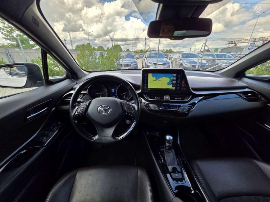 Серый Тойота C-HR 2017 в Шяуляй, объемом двигателя 1.80 л и пробегом 153 тыс. км за 16600 €, фото 29 на AUTOMOTO.COM.LV