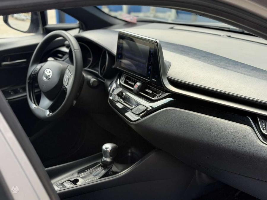 Серый Тойота C-HR 2017 в Таураге, объемом двигателя 1.80 л и пробегом 269 тыс. км за 11400 €, фото 38 на AUTOMOTO.COM.LV