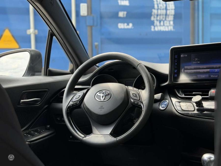 Серый Тойота C-HR 2017 в Таураге, объемом двигателя 1.80 л и пробегом 269 тыс. км за 11400 €, фото 41 на AUTOMOTO.COM.LV