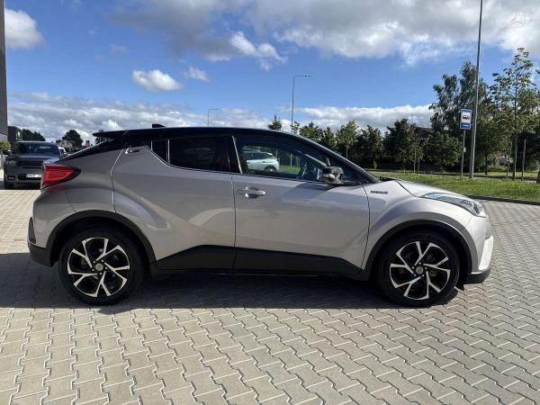 Grey Toyota C-HR 2017 in Siauliai, with an engine capacity of 1.80 L and mileage of 250 thousand km for 12700 €, photo 4 on AUTOMOTO.COM.LV