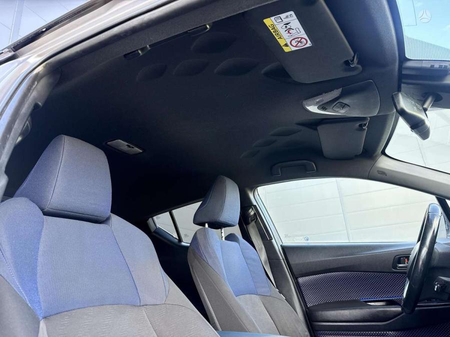 Pelēks Toyota C-HR 2017 Šauļi, ar dzinēja tilpumu 1.80 L un nobraukumu 250 tūkst. km par 12700 €, foto 18 vietnē AUTOMOTO.COM.LV