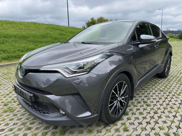 Pelēks Toyota C-HR 2017 Kauņa, ar dzinēja tilpumu 1.80 L un nobraukumu 149 tūkst. km par 16950 €, foto 2 vietnē AUTOMOTO.COM.LV
