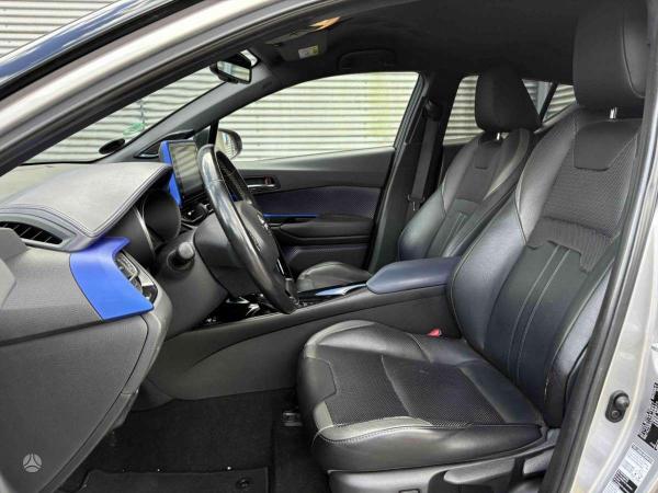 Grey Toyota C-HR 2017 in Kaunas, with an engine capacity of 1.80 L and mileage of 164 thousand km for 17700 €, photo 5 on AUTOMOTO.COM.LV