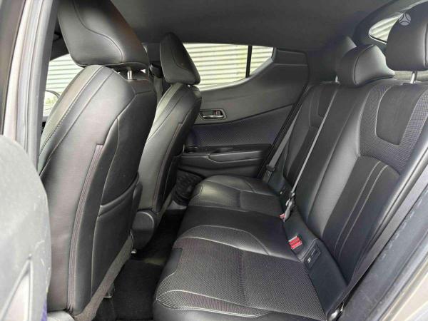 Grey Toyota C-HR 2017 in Kaunas, with an engine capacity of 1.80 L and mileage of 164 thousand km for 17700 €, photo 6 on AUTOMOTO.COM.LV