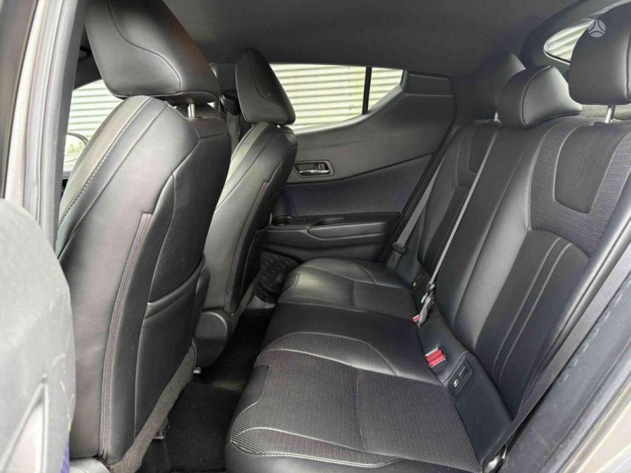 Pelēks Toyota C-HR 2017 Kauņa, ar dzinēja tilpumu 1.80 L un nobraukumu 164 tūkst. km par 17700 €, foto 7 vietnē AUTOMOTO.COM.LV