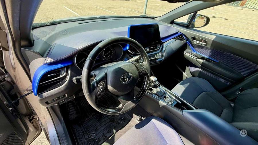 Pelēks Toyota C-HR 2017 Šauļi, ar dzinēja tilpumu 1.80 L un nobraukumu 554 tūkst. km par 10550 €, foto 9 vietnē AUTOMOTO.COM.LV