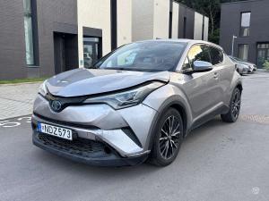 Pelēks Toyota C-HR 2017 Viļņa, ar dzinēja tilpumu 1.80 L un nobraukumu 113 tūkst. km par 12150 €, foto  vietnē AUTOMOTO.COM.LV