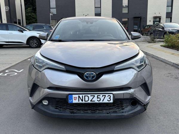 Pelēks Toyota C-HR 2017 Viļņa, ar dzinēja tilpumu 1.80 L un nobraukumu 113 tūkst. km par 12150 €, foto 2 vietnē AUTOMOTO.COM.LV