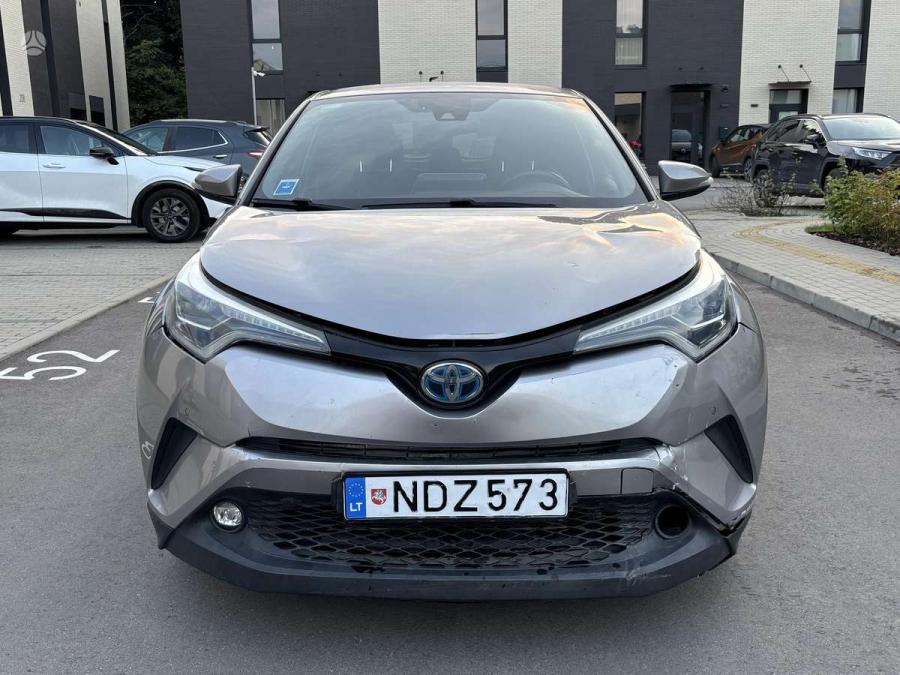 Pelēks Toyota C-HR 2017 Viļņa, ar dzinēja tilpumu 1.80 L un nobraukumu 113 tūkst. km par 12150 €, foto 3 vietnē AUTOMOTO.COM.LV