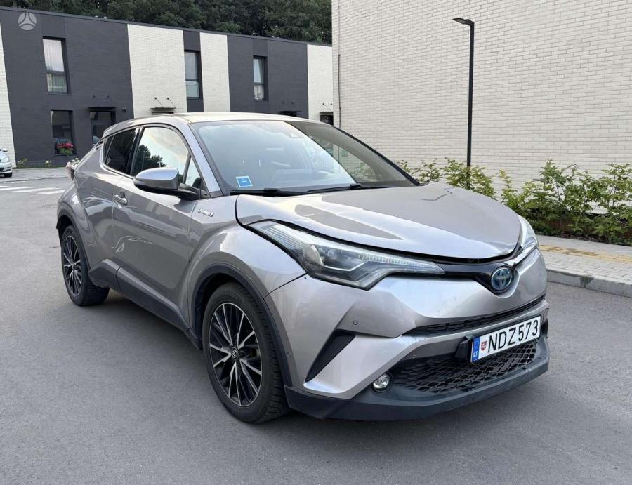Pelēks Toyota C-HR 2017 Viļņa, ar dzinēja tilpumu 1.80 L un nobraukumu 113 tūkst. km par 12150 €, foto 4 vietnē AUTOMOTO.COM.LV