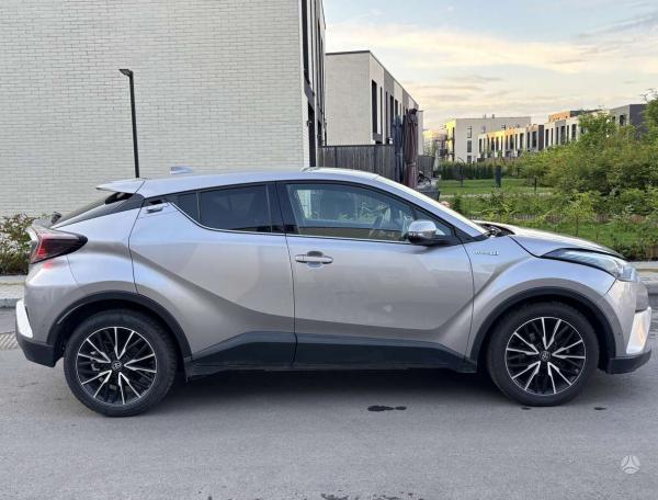 Pelēks Toyota C-HR 2017 Viļņa, ar dzinēja tilpumu 1.80 L un nobraukumu 113 tūkst. km par 12150 €, foto 4 vietnē AUTOMOTO.COM.LV
