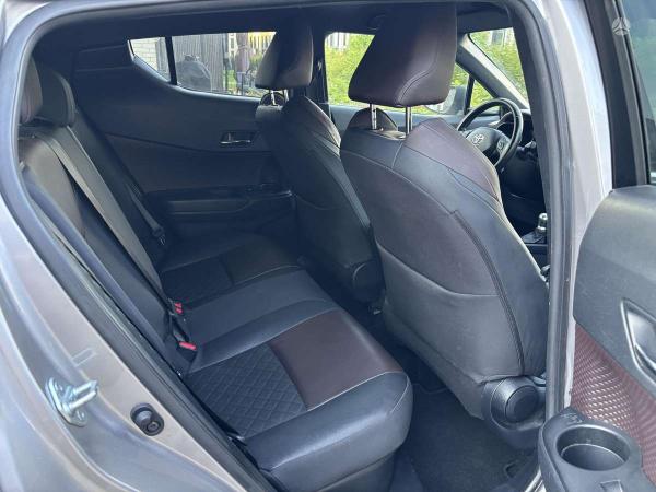 Pelēks Toyota C-HR 2017 Viļņa, ar dzinēja tilpumu 1.80 L un nobraukumu 113 tūkst. km par 12150 €, foto 8 vietnē AUTOMOTO.COM.LV