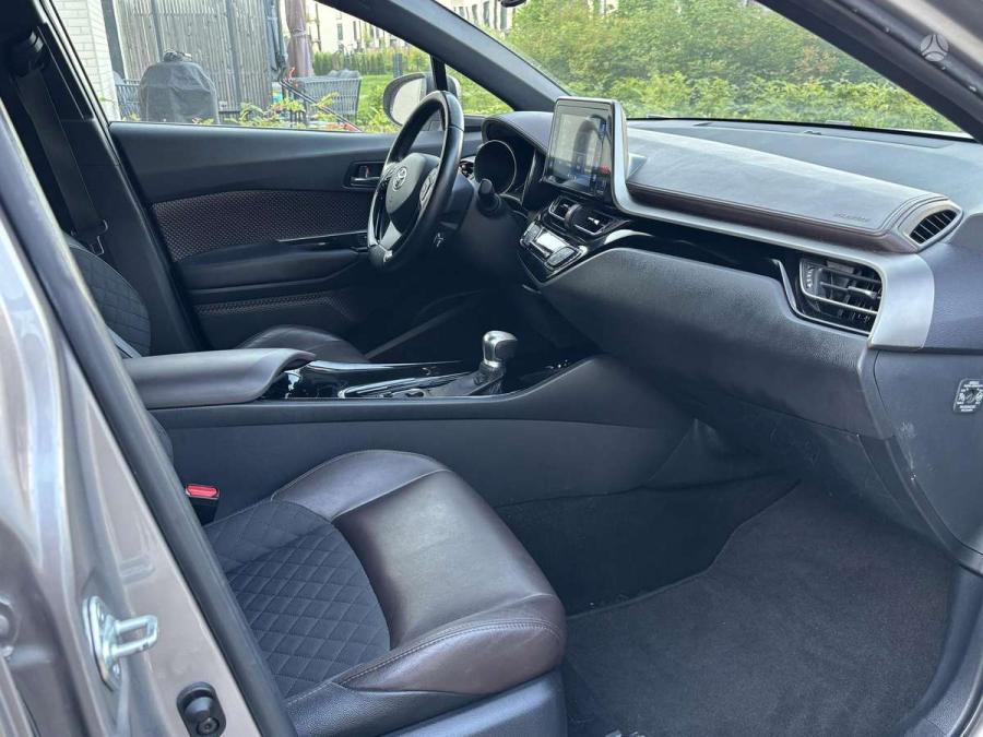 Pelēks Toyota C-HR 2017 Viļņa, ar dzinēja tilpumu 1.80 L un nobraukumu 113 tūkst. km par 12150 €, foto 10 vietnē AUTOMOTO.COM.LV