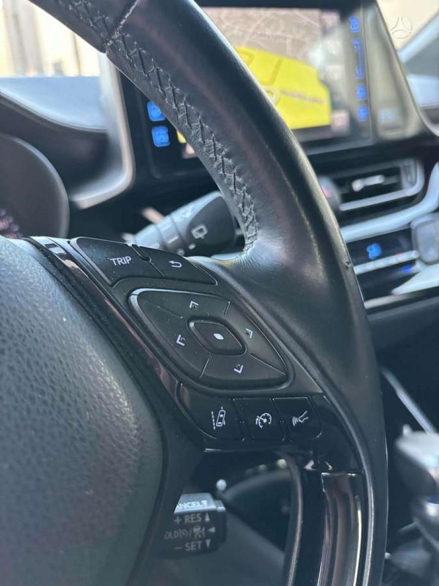 Pelēks Toyota C-HR 2017 Viļņa, ar dzinēja tilpumu 1.80 L un nobraukumu 113 tūkst. km par 12150 €, foto 12 vietnē AUTOMOTO.COM.LV