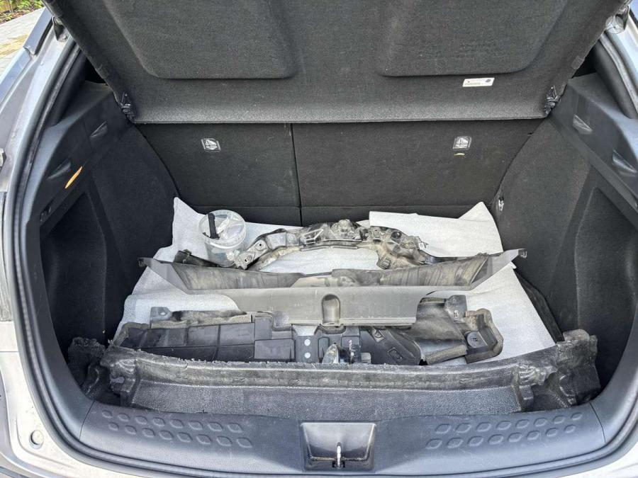 Pelēks Toyota C-HR 2017 Viļņa, ar dzinēja tilpumu 1.80 L un nobraukumu 113 tūkst. km par 12150 €, foto 23 vietnē AUTOMOTO.COM.LV