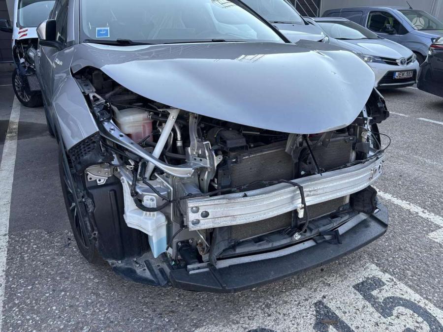 Pelēks Toyota C-HR 2017 Viļņa, ar dzinēja tilpumu 1.80 L un nobraukumu 113 tūkst. km par 12150 €, foto 24 vietnē AUTOMOTO.COM.LV