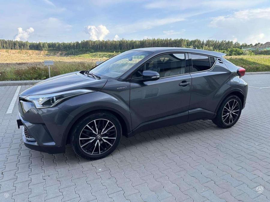 Серый Тойота C-HR 2017 в Вильнюс, объемом двигателя 1.80 л и пробегом 169 тыс. км за 15950 €, фото 4 на AUTOMOTO.COM.LV
