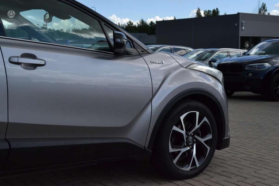 Серый Тойота C-HR 2017 в Вильнюс, объемом двигателя 1.80 л и пробегом 136 тыс. км за 17000 €, фото 7 на AUTOMOTO.COM.LV