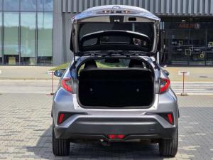 Pelēks Toyota C-HR 2017 Šauļi, ar dzinēja tilpumu 1.80 L un nobraukumu 153 tūkst. km par 16600 €, foto 17 vietnē AUTOMOTO.COM.LV