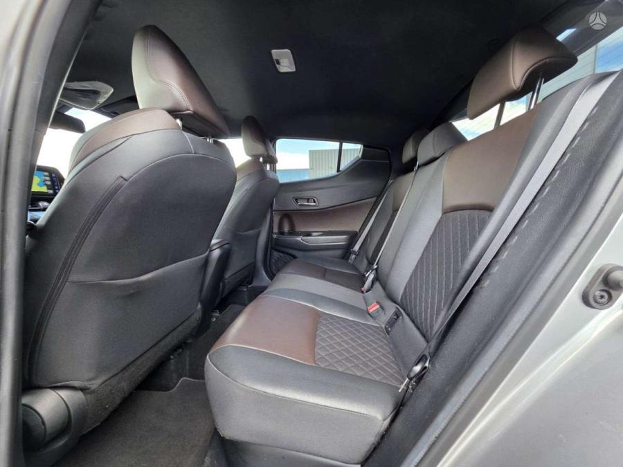 Pelēks Toyota C-HR 2017 Šauļi, ar dzinēja tilpumu 1.80 L un nobraukumu 153 tūkst. km par 16600 €, foto 26 vietnē AUTOMOTO.COM.LV