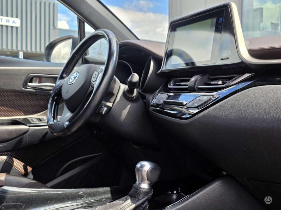 Pelēks Toyota C-HR 2017 Šauļi, ar dzinēja tilpumu 1.80 L un nobraukumu 153 tūkst. km par 16600 €, foto 28 vietnē AUTOMOTO.COM.LV