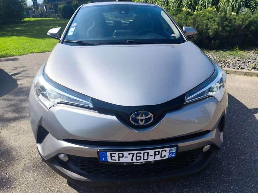Grey Toyota C-HR 2017 in Kaunas, with an engine capacity of 1.80 L and mileage of 269 thousand km for 11650 €, photo 3 on AUTOMOTO.COM.LV