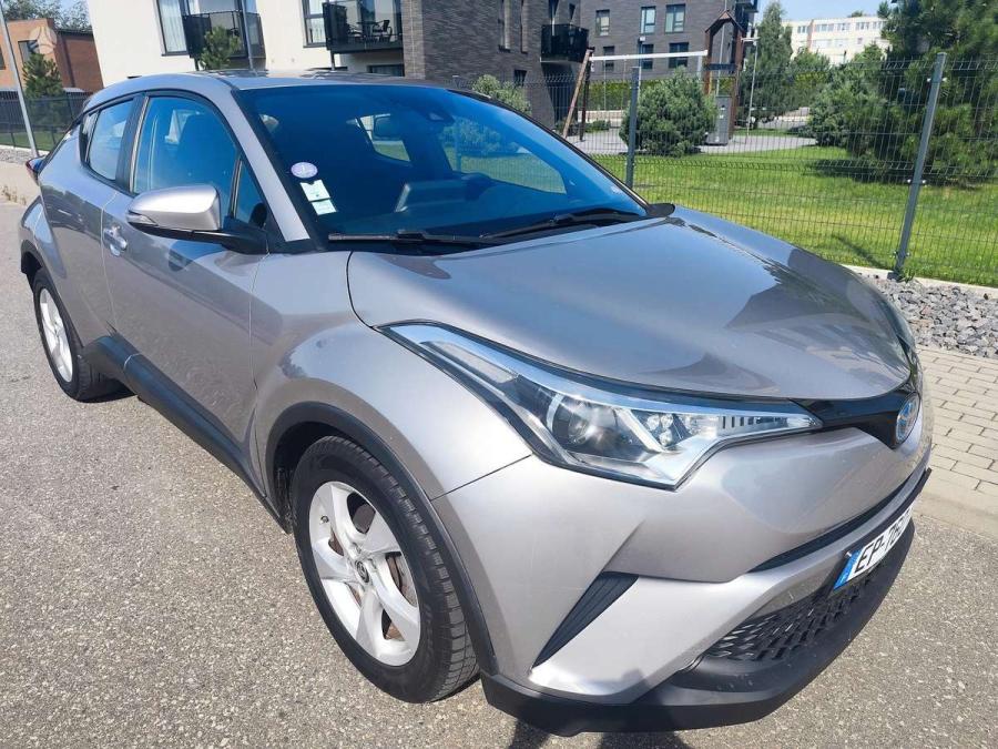 Grey Toyota C-HR 2017 in Kaunas, with an engine capacity of 1.80 L and mileage of 269 thousand km for 11650 €, photo 4 on AUTOMOTO.COM.LV