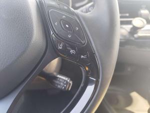Grey Toyota C-HR 2017 in Kaunas, with an engine capacity of 1.80 L and mileage of 269 thousand km for 11650 €, photo 16 on AUTOMOTO.COM.LV