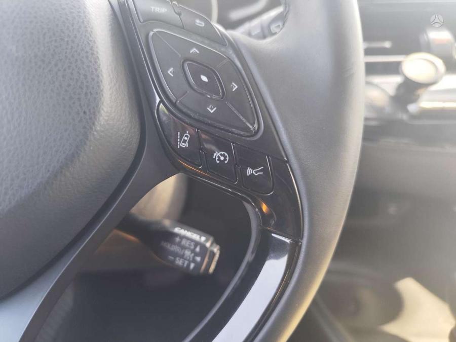Grey Toyota C-HR 2017 in Kaunas, with an engine capacity of 1.80 L and mileage of 269 thousand km for 11650 €, photo 16 on AUTOMOTO.COM.LV